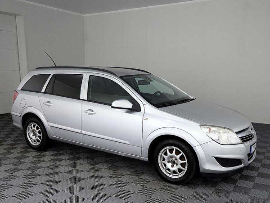 Grey Opel Astra 2009 in Tallinn, with an engine capacity of 1.70 L and mileage of 368 thousand km for 999 €, photo 1 on AUTOMOTO.COM.LV