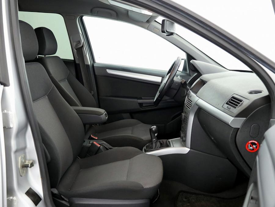 Grey Opel Astra 2009 in Tallinn, with an engine capacity of 1.70 L and mileage of 368 thousand km for 999 €, photo 7 on AUTOMOTO.COM.LV