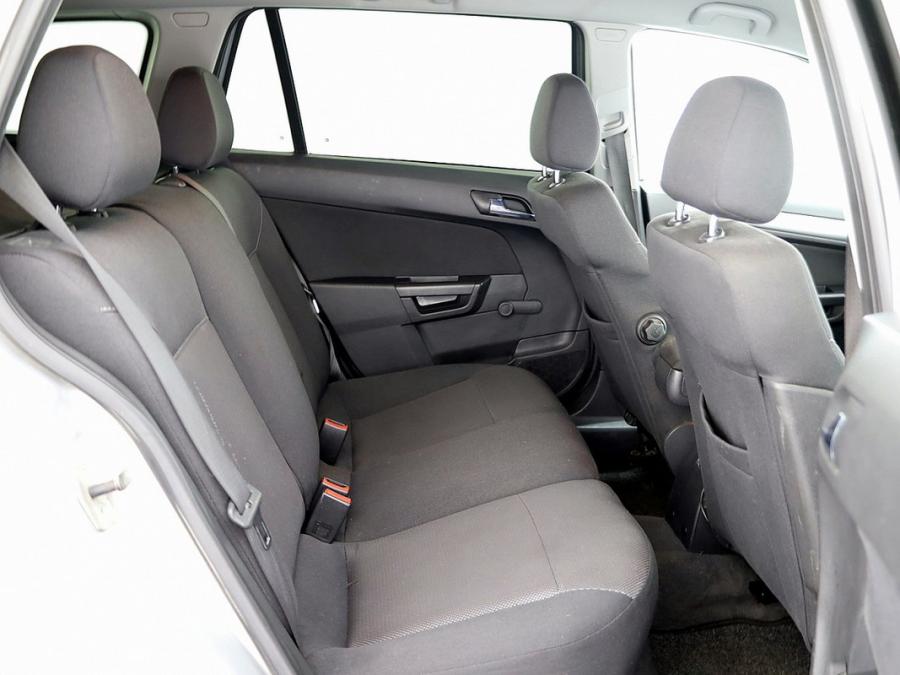 Grey Opel Astra 2009 in Tallinn, with an engine capacity of 1.70 L and mileage of 368 thousand km for 999 €, photo 15 on AUTOMOTO.COM.LV