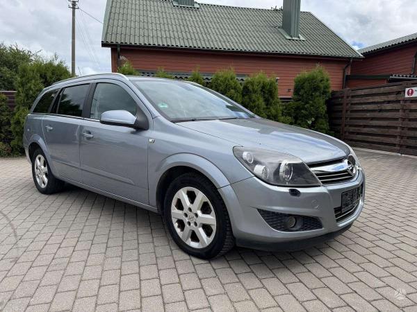 Grey Opel Astra 2009 in Kretinga, with an engine capacity of 1.91 L and mileage of 272 thousand km for 2495 €, photo 1 on AUTOMOTO.COM.LV