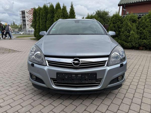 Grey Opel Astra 2009 in Kretinga, with an engine capacity of 1.91 L and mileage of 272 thousand km for 2495 €, photo 3 on AUTOMOTO.COM.LV