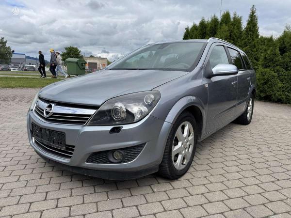 Grey Opel Astra 2009 in Kretinga, with an engine capacity of 1.91 L and mileage of 272 thousand km for 2495 €, photo 4 on AUTOMOTO.COM.LV