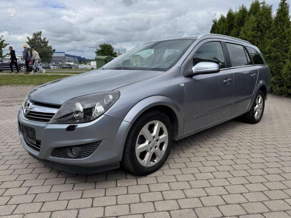 Grey Opel Astra 2009 in Kretinga, with an engine capacity of 1.91 L and mileage of 272 thousand km for 2495 €, photo 5 on AUTOMOTO.COM.LV
