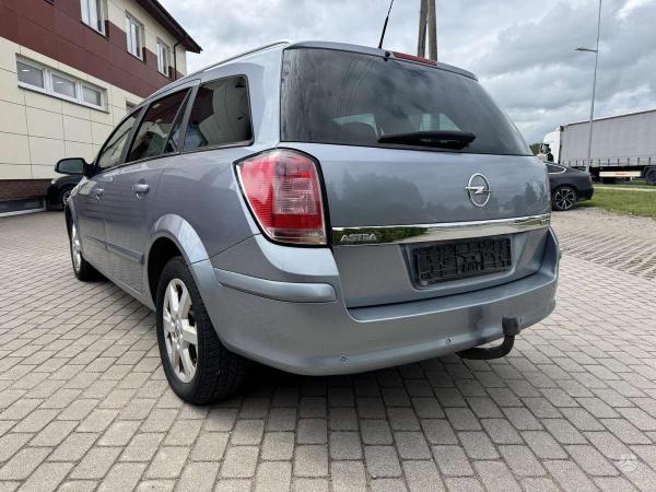 Grey Opel Astra 2009 in Kretinga, with an engine capacity of 1.91 L and mileage of 272 thousand km for 2495 €, photo 7 on AUTOMOTO.COM.LV