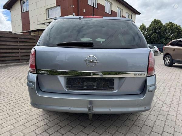Grey Opel Astra 2009 in Kretinga, with an engine capacity of 1.91 L and mileage of 272 thousand km for 2495 €, photo 8 on AUTOMOTO.COM.LV