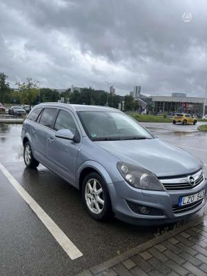 Grey Opel Astra 2009 in Vilnius, with an engine capacity of 1.90 L and mileage of 350 thousand km for 1400 €, photo 3 on AUTOMOTO.COM.LV