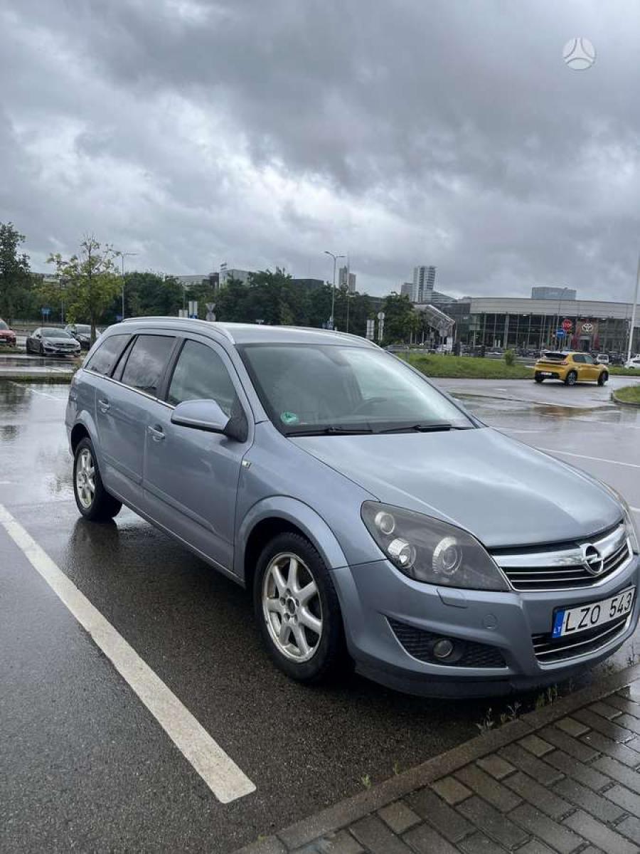 Grey Opel Astra 2009 in Vilnius, with an engine capacity of 1.90 L and mileage of 350 thousand km for 1400 €, photo 3 on AUTOMOTO.COM.LV