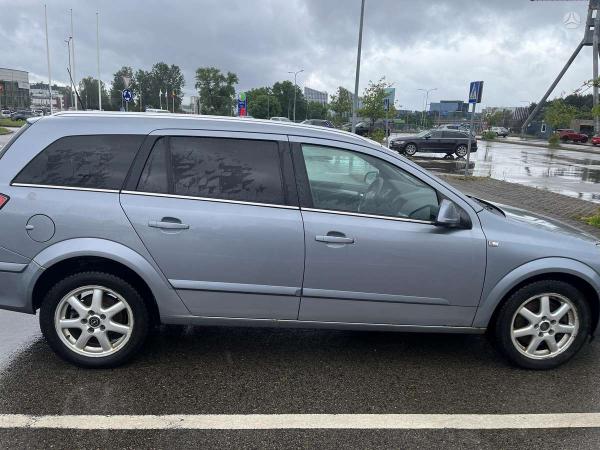 Pelēks Opel Astra 2009 Viļņa, ar dzinēja tilpumu 1.90 L un nobraukumu 350 tūkst. km par 1400 €, foto 3 vietnē AUTOMOTO.COM.LV
