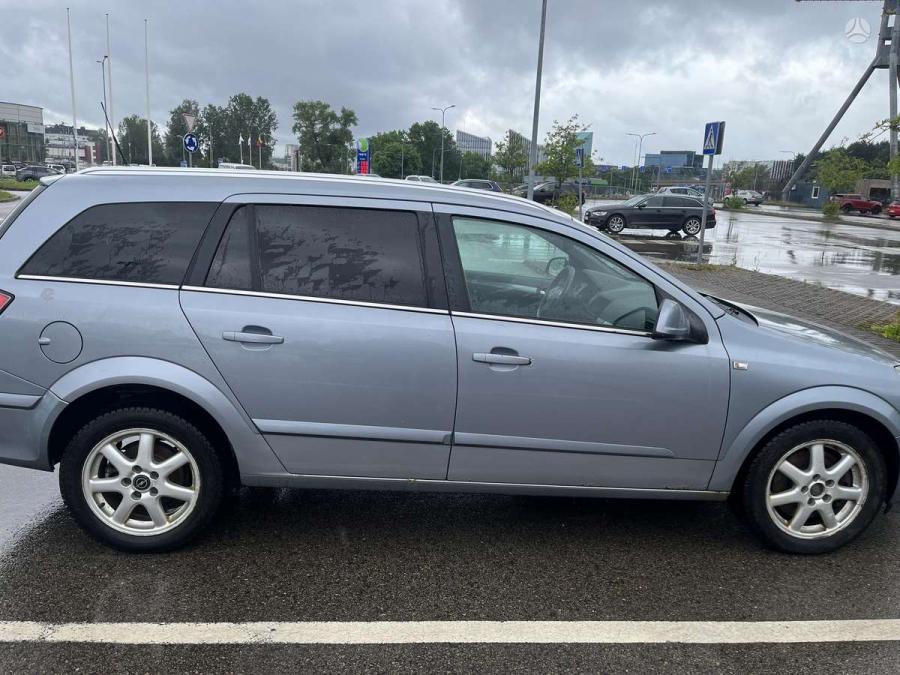 Grey Opel Astra 2009 in Vilnius, with an engine capacity of 1.90 L and mileage of 350 thousand km for 1400 €, photo 4 on AUTOMOTO.COM.LV