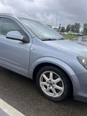 Grey Opel Astra 2009 in Vilnius, with an engine capacity of 1.90 L and mileage of 350 thousand km for 1400 €, photo 9 on AUTOMOTO.COM.LV