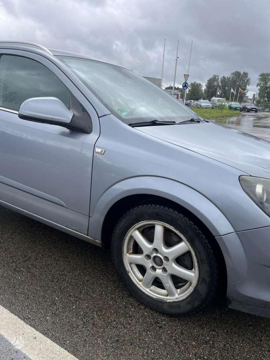 Grey Opel Astra 2009 in Vilnius, with an engine capacity of 1.90 L and mileage of 350 thousand km for 1400 €, photo 9 on AUTOMOTO.COM.LV