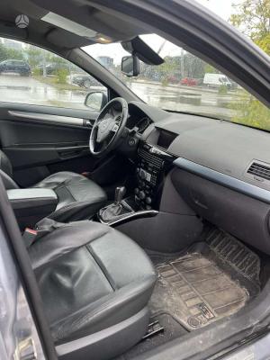 Grey Opel Astra 2009 in Vilnius, with an engine capacity of 1.90 L and mileage of 350 thousand km for 1400 €, photo 10 on AUTOMOTO.COM.LV