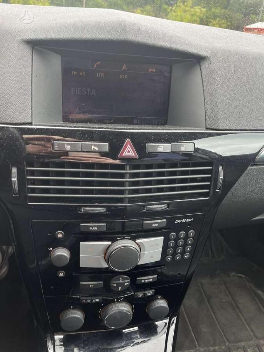 Grey Opel Astra 2009 in Vilnius, with an engine capacity of 1.90 L and mileage of 350 thousand km for 1400 €, photo 13 on AUTOMOTO.COM.LV