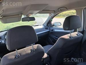 Grey Opel Astra 2009 in Riga, with an engine capacity of 1.70 L and mileage of 358 thousand km for 1200 €, photo 4 on AUTOMOTO.COM.LV