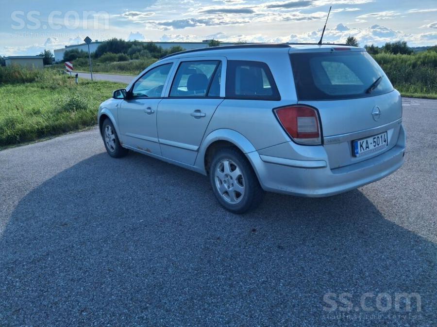 Grey Opel Astra 2009 in Riga, with an engine capacity of 1.70 L and mileage of 358 thousand km for 1200 €, photo 5 on AUTOMOTO.COM.LV