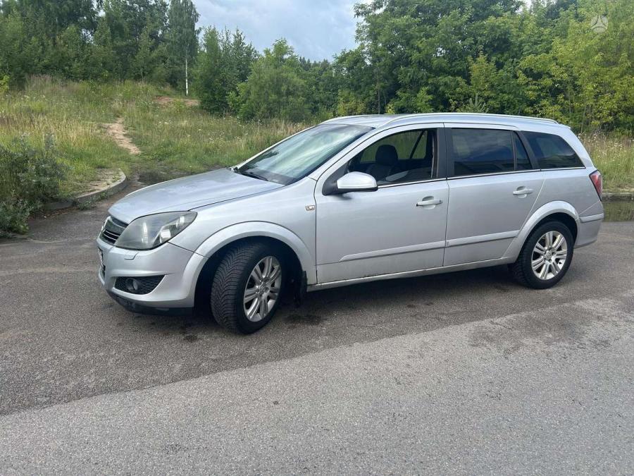 Pelēks Opel Astra 2009 Viļņa, ar dzinēja tilpumu 1.90 L un nobraukumu 300 tūkst. km par 1300 €, foto 1 vietnē AUTOMOTO.COM.LV