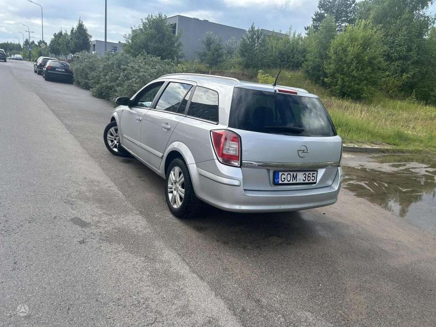 Pelēks Opel Astra 2009 Viļņa, ar dzinēja tilpumu 1.90 L un nobraukumu 300 tūkst. km par 1300 €, foto 5 vietnē AUTOMOTO.COM.LV