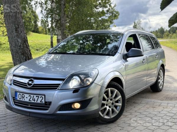 Grey Opel Astra 2009 in Cesis, with an engine capacity of 1.60 L and mileage of 280 thousand km for 2100 €, photo 1 on AUTOMOTO.COM.LV