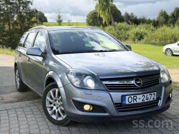Grey Opel Astra 2009 in Cesis, with an engine capacity of 1.60 L and mileage of 280 thousand km for 2100 €, photo 2 on AUTOMOTO.COM.LV