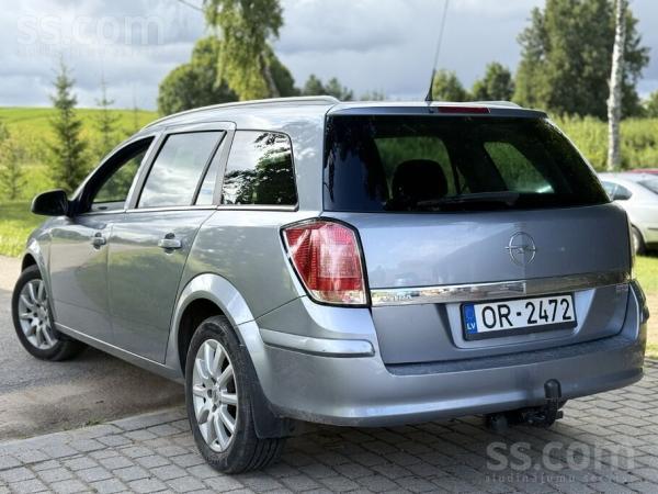 Grey Opel Astra 2009 in Cesis, with an engine capacity of 1.60 L and mileage of 280 thousand km for 2100 €, photo 3 on AUTOMOTO.COM.LV