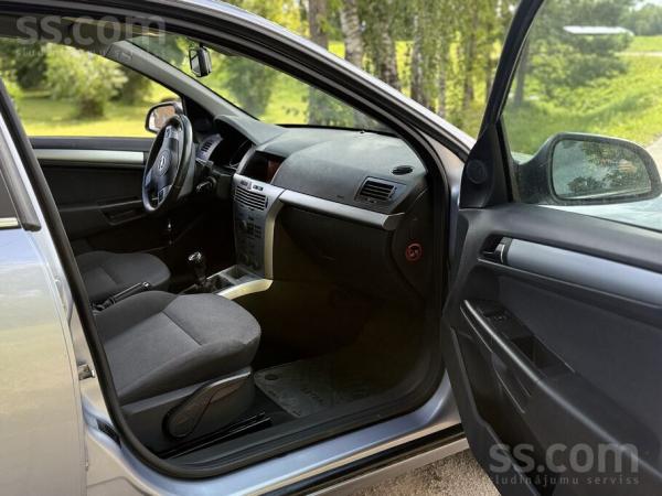 Grey Opel Astra 2009 in Cesis, with an engine capacity of 1.60 L and mileage of 280 thousand km for 2100 €, photo 7 on AUTOMOTO.COM.LV