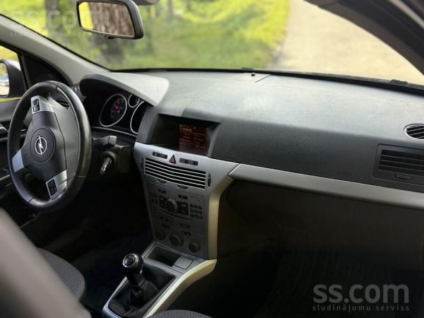 Grey Opel Astra 2009 in Cesis, with an engine capacity of 1.60 L and mileage of 280 thousand km for 2100 €, photo 8 on AUTOMOTO.COM.LV
