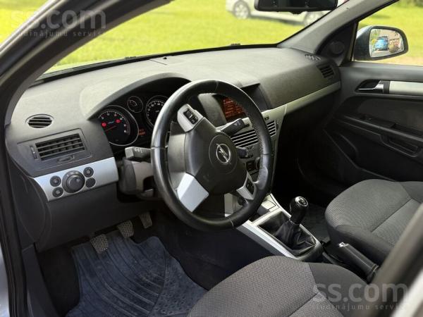 Grey Opel Astra 2009 in Cesis, with an engine capacity of 1.60 L and mileage of 280 thousand km for 2100 €, photo 9 on AUTOMOTO.COM.LV