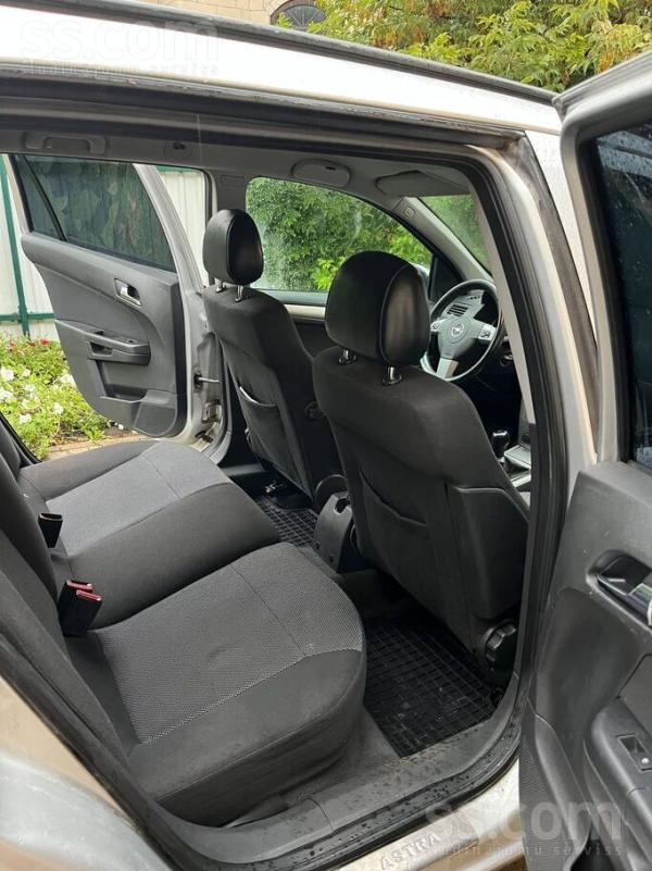 Grey Opel Astra 2009 in Ludza, with an engine capacity of 1.90 L and mileage of 290 thousand km for 2600 €, photo 6 on AUTOMOTO.COM.LV