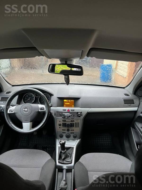 Grey Opel Astra 2009 in Ludza, with an engine capacity of 1.90 L and mileage of 290 thousand km for 2600 €, photo 7 on AUTOMOTO.COM.LV