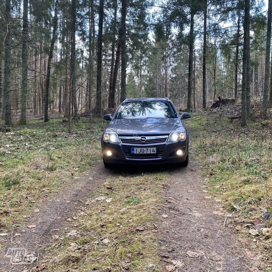 Grey Opel Astra 2010 in Siauliai, with an engine capacity of 1.60 L and mileage of 186 thousand km for 2900 €, photo 1 on AUTOMOTO.COM.LV