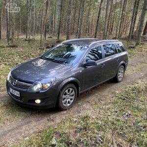 Grey Opel Astra 2010 in Siauliai, with an engine capacity of 1.60 L and mileage of 186 thousand km for 2900 €, photo 2 on AUTOMOTO.COM.LV