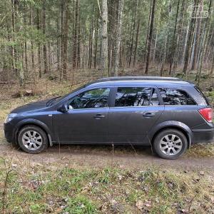 Grey Opel Astra 2010 in Siauliai, with an engine capacity of 1.60 L and mileage of 186 thousand km for 2900 €, photo 3 on AUTOMOTO.COM.LV