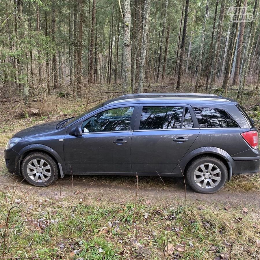 Grey Opel Astra 2010 in Siauliai, with an engine capacity of 1.60 L and mileage of 186 thousand km for 2900 €, photo 3 on AUTOMOTO.COM.LV