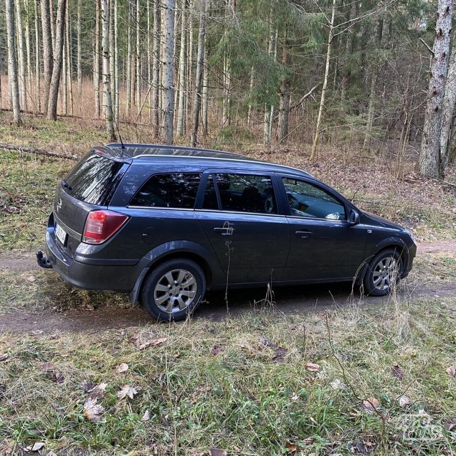 Grey Opel Astra 2010 in Siauliai, with an engine capacity of 1.60 L and mileage of 186 thousand km for 2900 €, photo 5 on AUTOMOTO.COM.LV