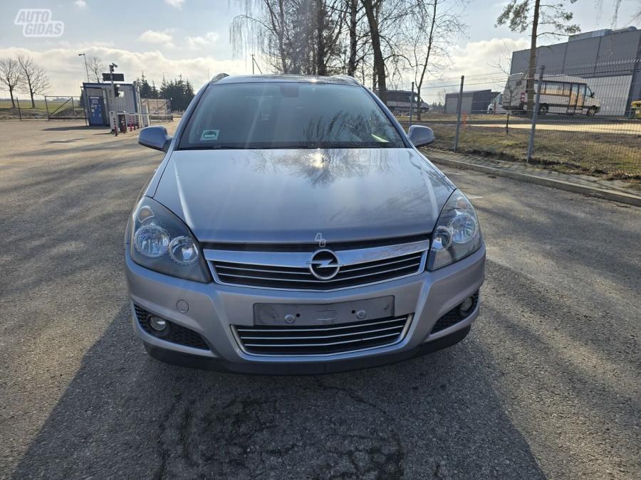 Pelēks Opel Astra 2010 Marijampole, ar dzinēja tilpumu 1.60 L un nobraukumu 172 tūkst. km par 1650 €, foto 2 vietnē AUTOMOTO.COM.LV