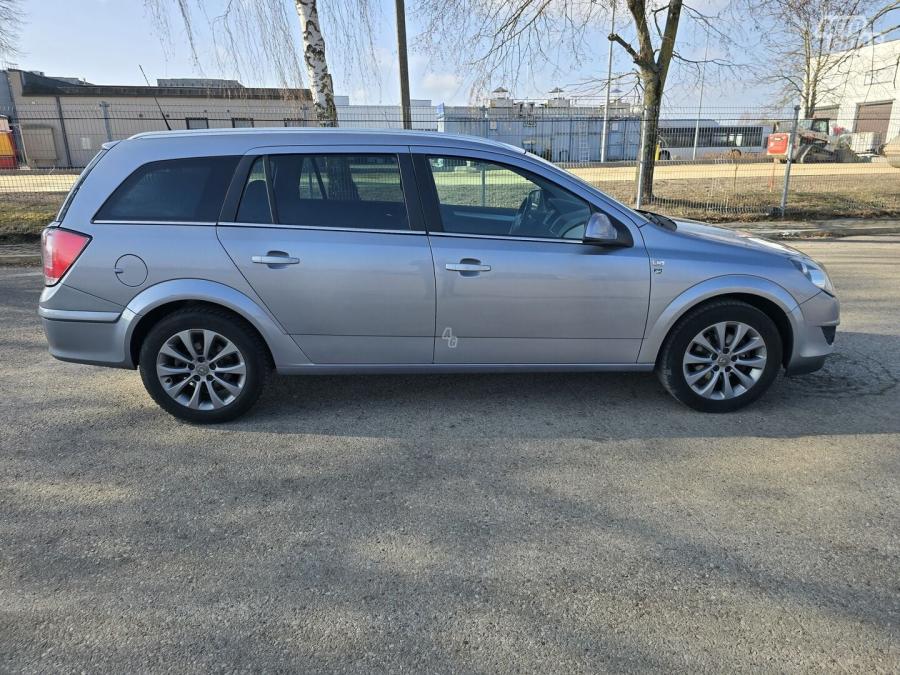 Pelēks Opel Astra 2010 Marijampole, ar dzinēja tilpumu 1.60 L un nobraukumu 172 tūkst. km par 1650 €, foto 4 vietnē AUTOMOTO.COM.LV