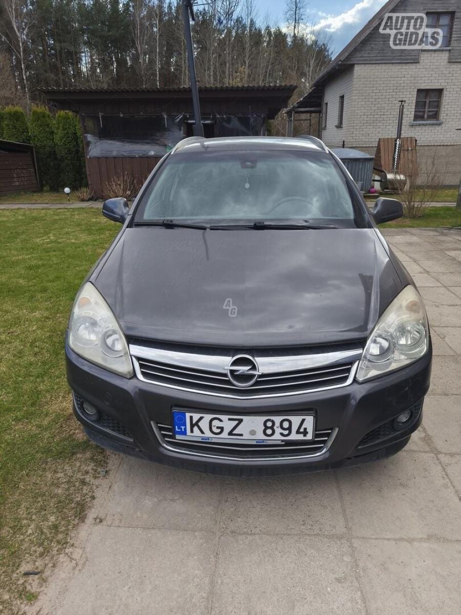 Grey Opel Astra 2010 in Silute, with an engine capacity of 1.60 L and mileage of 218 thousand km for 2200 €, photo 1 on AUTOMOTO.COM.LV