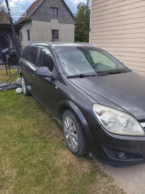 Grey Opel Astra 2010 in Silute, with an engine capacity of 1.60 L and mileage of 218 thousand km for 2200 €, photo 3 on AUTOMOTO.COM.LV