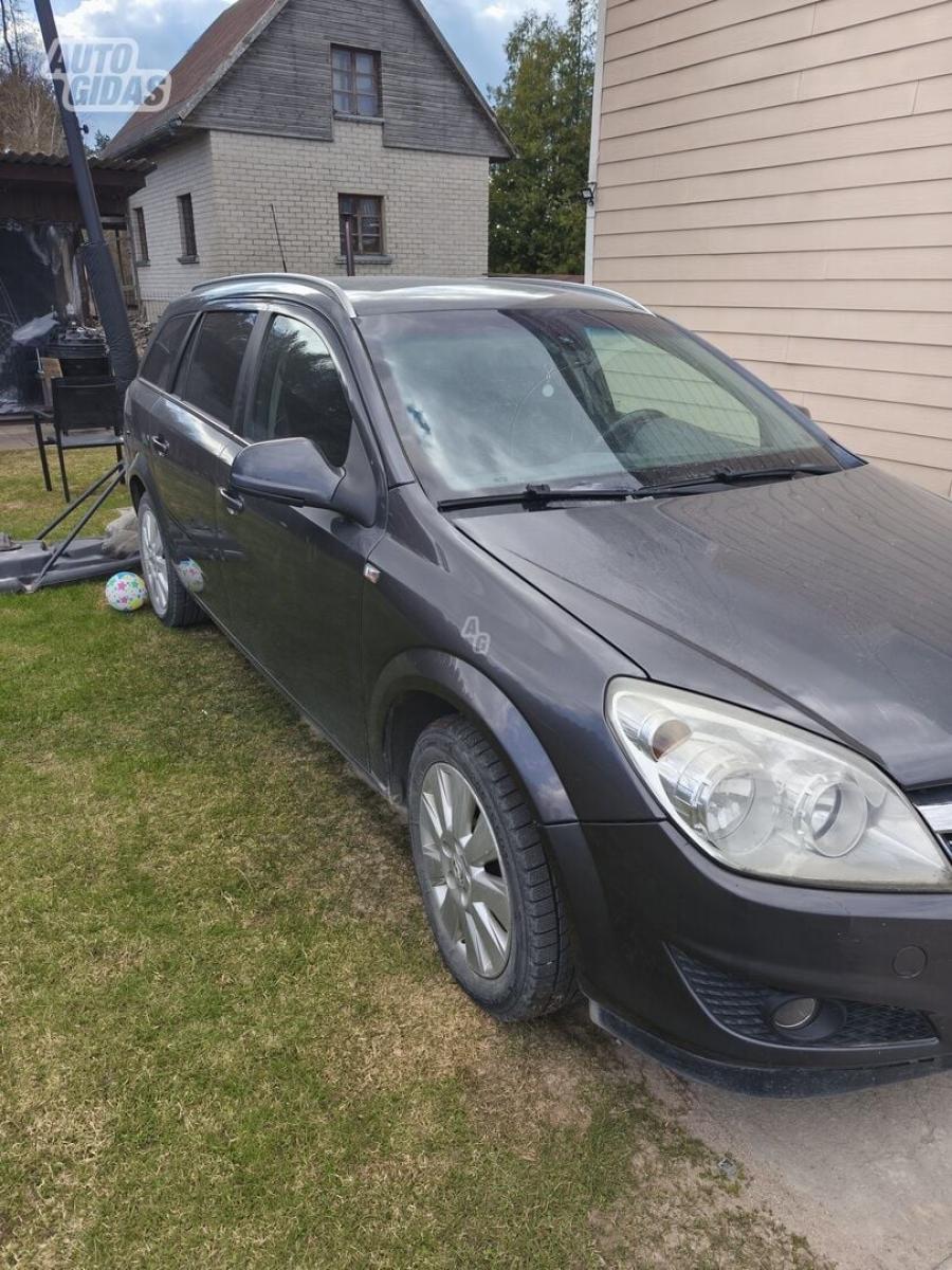 Grey Opel Astra 2010 in Silute, with an engine capacity of 1.60 L and mileage of 218 thousand km for 2200 €, photo 3 on AUTOMOTO.COM.LV