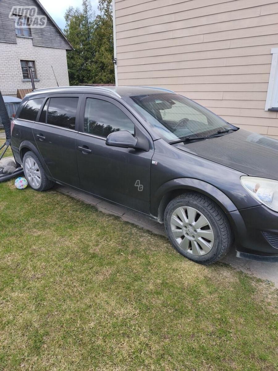 Grey Opel Astra 2010 in Silute, with an engine capacity of 1.60 L and mileage of 218 thousand km for 2200 €, photo 4 on AUTOMOTO.COM.LV