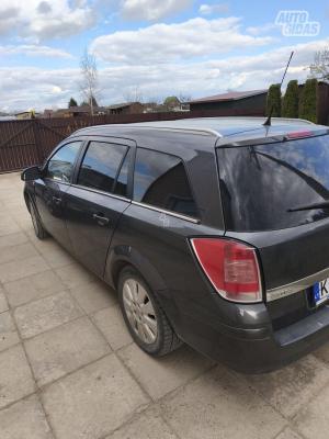 Grey Opel Astra 2010 in Silute, with an engine capacity of 1.60 L and mileage of 218 thousand km for 2200 €, photo 5 on AUTOMOTO.COM.LV