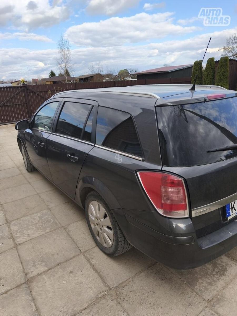 Grey Opel Astra 2010 in Silute, with an engine capacity of 1.60 L and mileage of 218 thousand km for 2200 €, photo 5 on AUTOMOTO.COM.LV