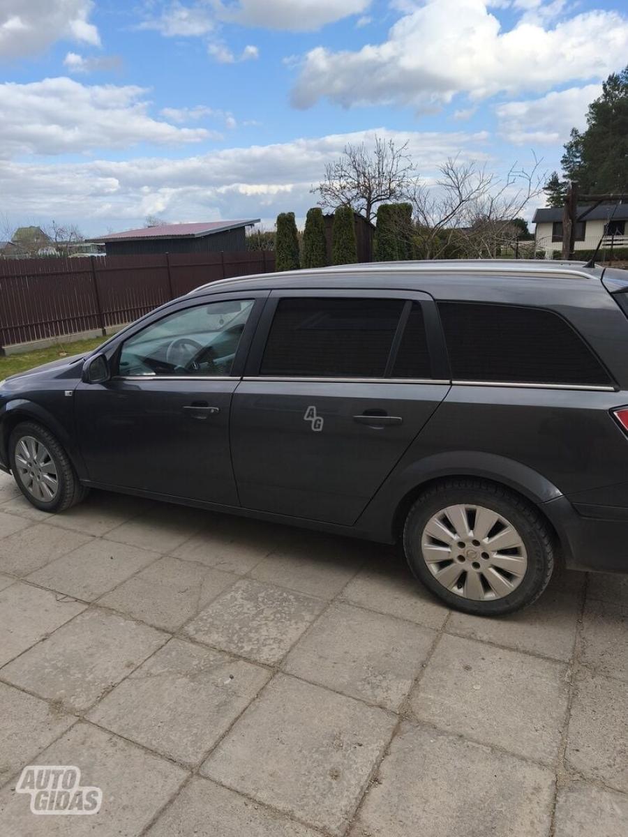 Grey Opel Astra 2010 in Silute, with an engine capacity of 1.60 L and mileage of 218 thousand km for 2200 €, photo 7 on AUTOMOTO.COM.LV