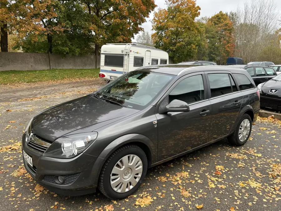 Grey Opel Astra 2010 in Limbazi, with an engine capacity of 1.60 L and mileage of 231 thousand km for 3450 €, photo 1 on AUTOMOTO.COM.LV