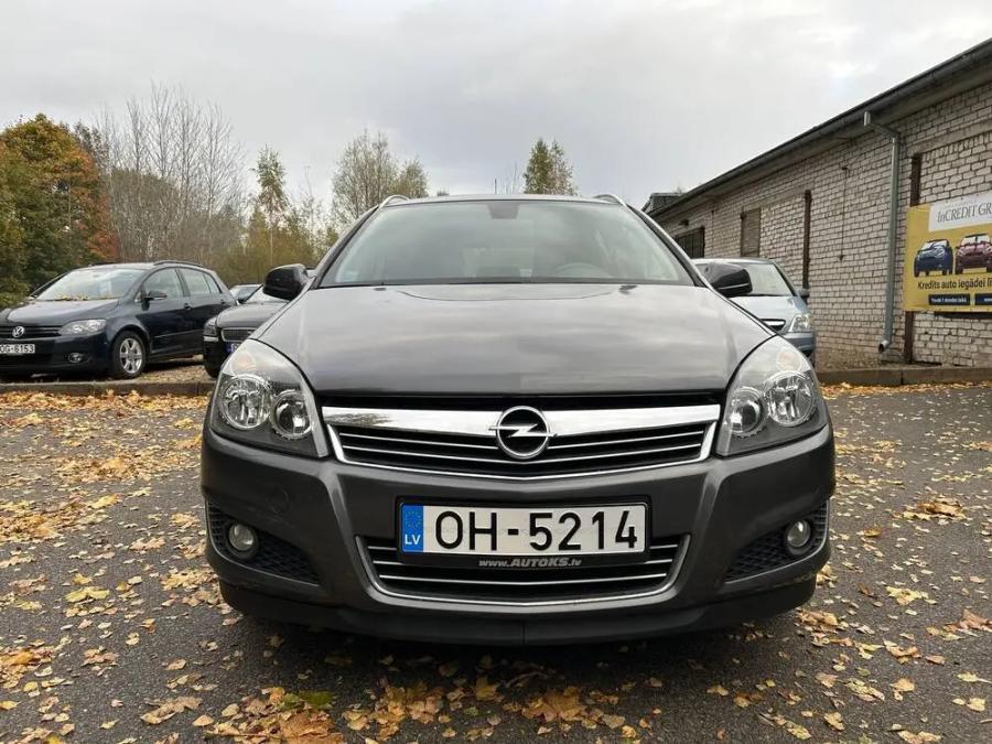 Grey Opel Astra 2010 in Limbazi, with an engine capacity of 1.60 L and mileage of 231 thousand km for 3450 €, photo 3 on AUTOMOTO.COM.LV