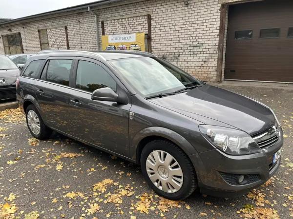 Grey Opel Astra 2010 in Limbazi, with an engine capacity of 1.60 L and mileage of 231 thousand km for 3450 €, photo 3 on AUTOMOTO.COM.LV