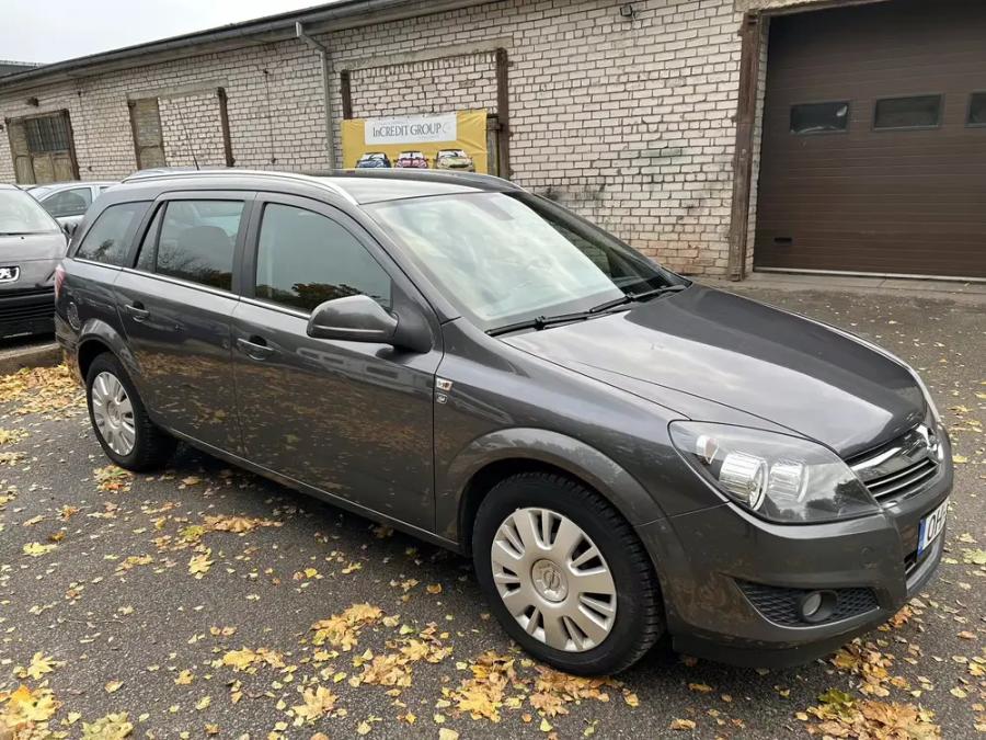 Grey Opel Astra 2010 in Limbazi, with an engine capacity of 1.60 L and mileage of 231 thousand km for 3450 €, photo 4 on AUTOMOTO.COM.LV