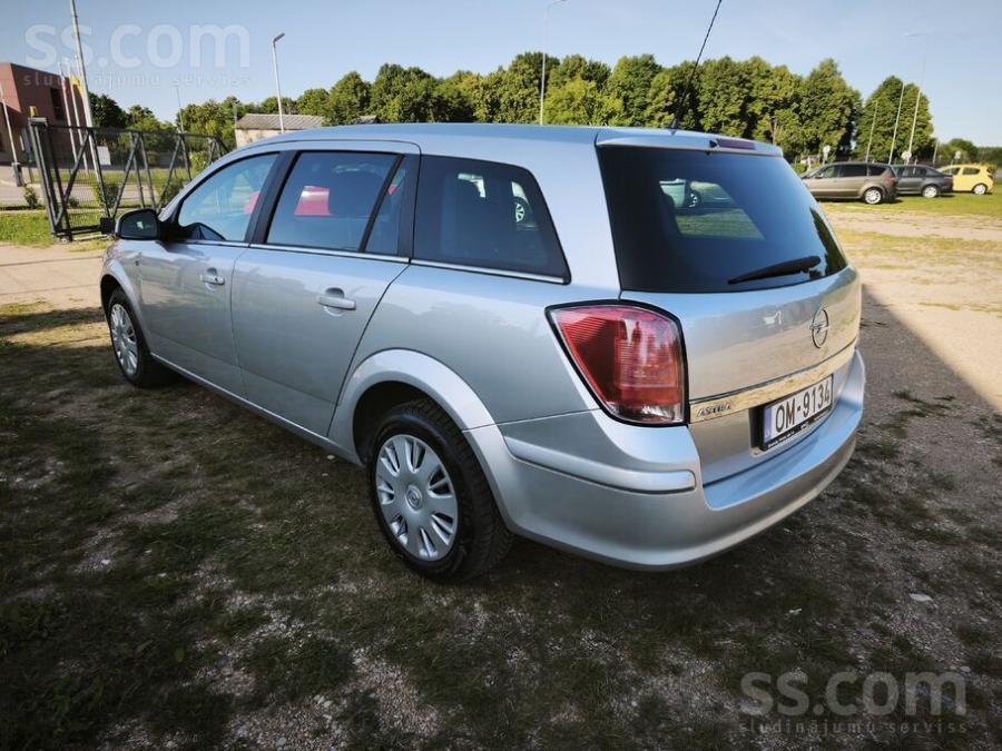 Grey Opel Astra 2010 in Kuldiga, with an engine capacity of 1.70 L and mileage of 263 thousand km for 3490 €, photo 4 on AUTOMOTO.COM.LV