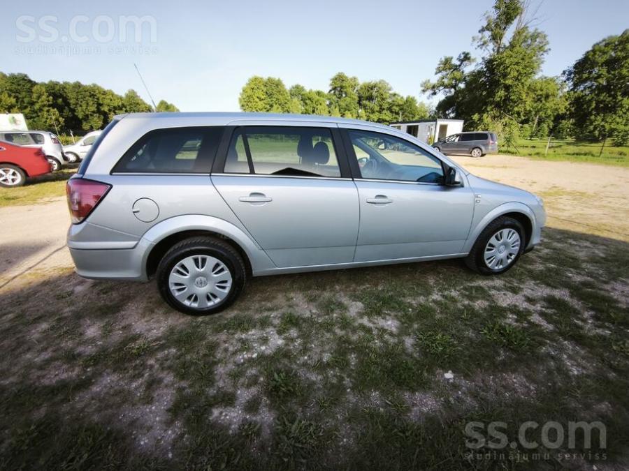 Grey Opel Astra 2010 in Kuldiga, with an engine capacity of 1.70 L and mileage of 263 thousand km for 3490 €, photo 7 on AUTOMOTO.COM.LV