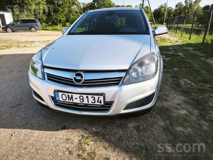Grey Opel Astra 2010 in Kuldiga, with an engine capacity of 1.70 L and mileage of 263 thousand km for 3490 €, photo 8 on AUTOMOTO.COM.LV